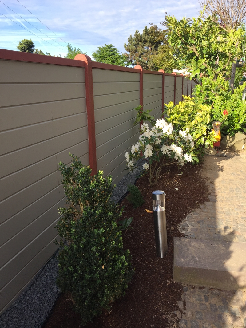 BETONZAUN KOWALEWSKI – Betonzaun Denver mit glatter Abdeckung in RAL ...