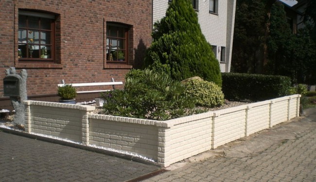 BETONZAUN KOWALEWSKI – Zaunanlage Altstein Doppelmotivplatte in RAL ...